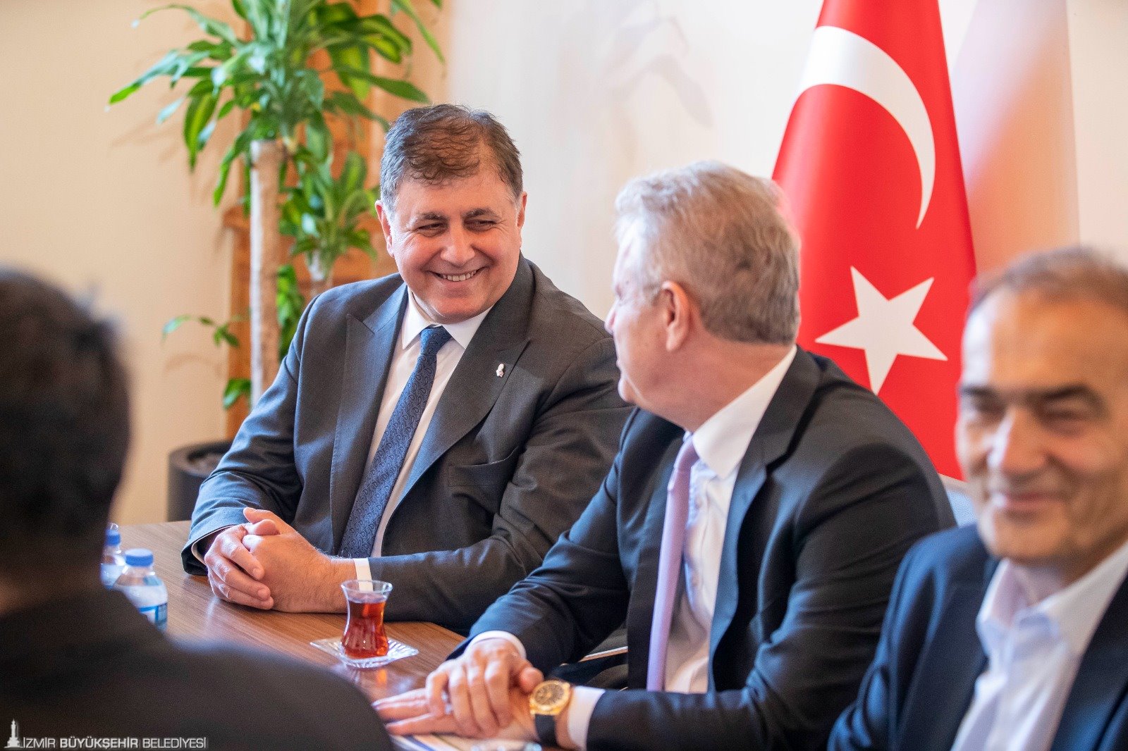 CEMİL TUGAY'DAN AKIL HOCASINA 4. KOLTUK LEVENT YILDIR İZBETON'A DA ...